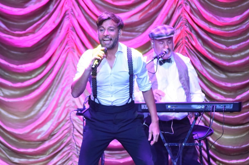 Bossi Comedy Tour, de Emilio Tamer. – OCIOPATAS.